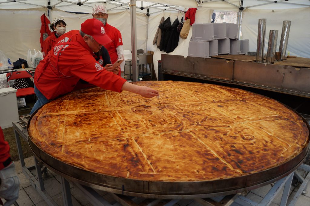 道の駅なないろ・ななえ『7周年祭』 巨大アップルパイお振舞い🍎 - 【公式】道の駅なないろ・ななえ｜北海道七飯町〜西洋式農法発祥の地〜